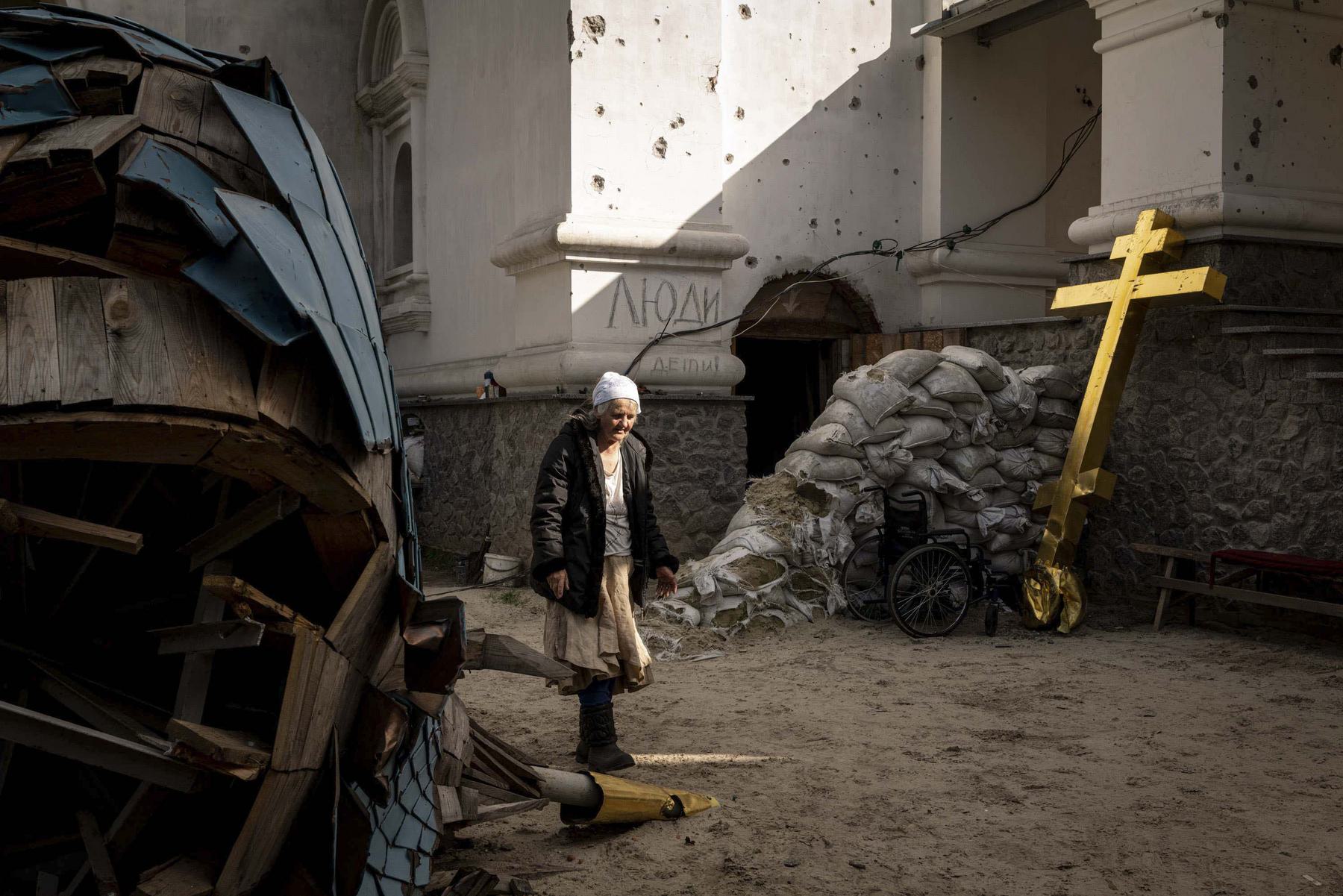 專訪攝影師 Nicole Tung 從香港到俄烏戰爭 鏡頭持續關注最脆弱的人｜端傳媒 Initium Media